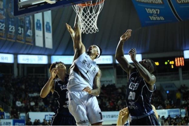 프로농구 인삼공사, KCC에 26점 차 대승…공동 4위 도약 | 한국일보