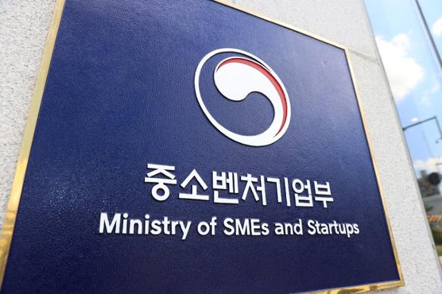 2,900억 원 들여 소상공인들 코로나19 때 진 빚 부담 줄여준다-경제ㅣ한국일보