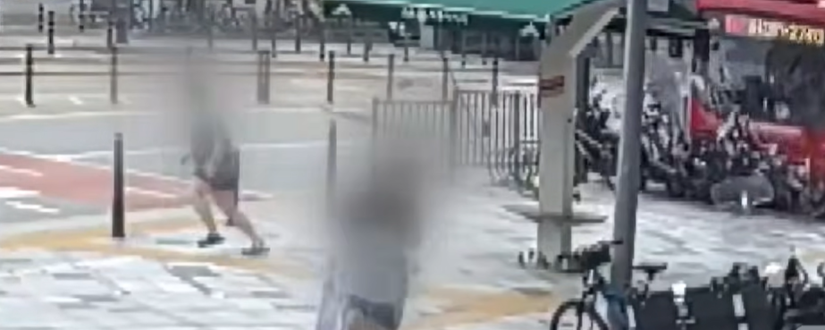 '인도 돌진' 버스 코 앞에서… 아들 팔 낚아채 가까스로 사고 피한 어머니-사회ㅣ한국일보
