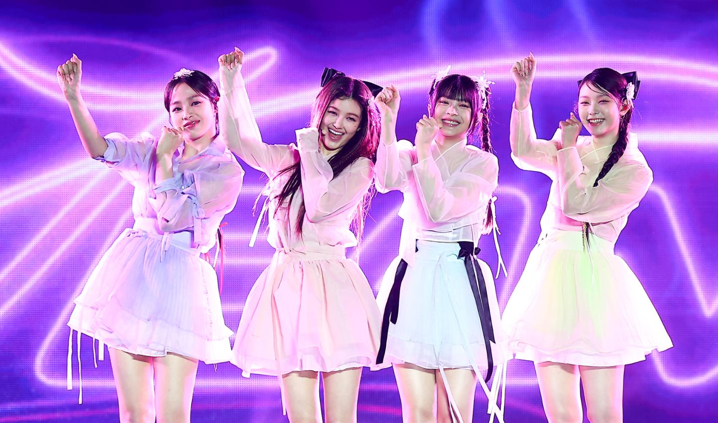 뉴진스, 첫 컴백 무대서 씩씩하고 단단하게...경복궁 물들였다 | 한국일보