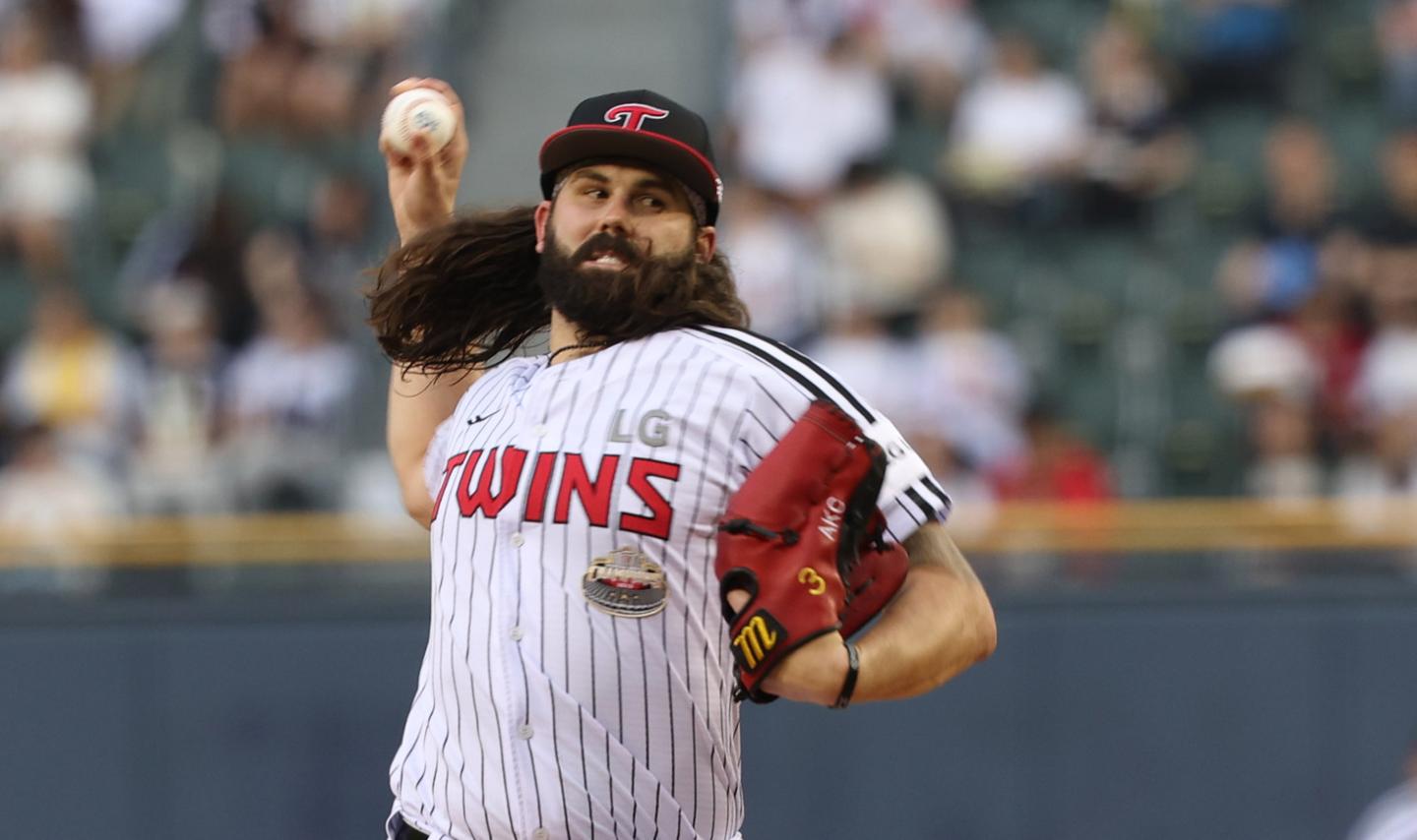 LG Honors Departing Ace Casey Kelly, Welcomes New MLB Pitcher in ...