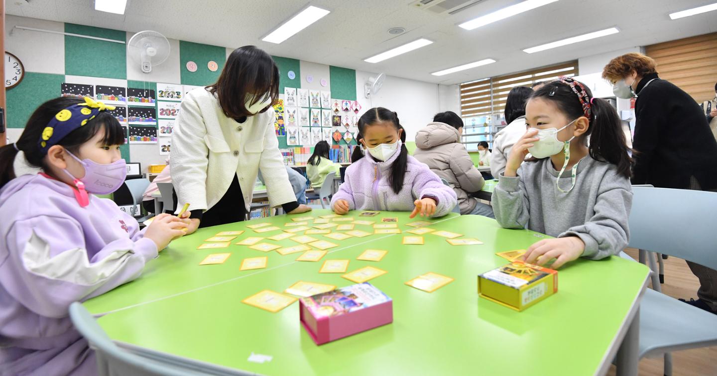 줄인다던 교사 채용, 오히려 늘어… 초등 교사는 1000명 넘게 증가 | 한국일보