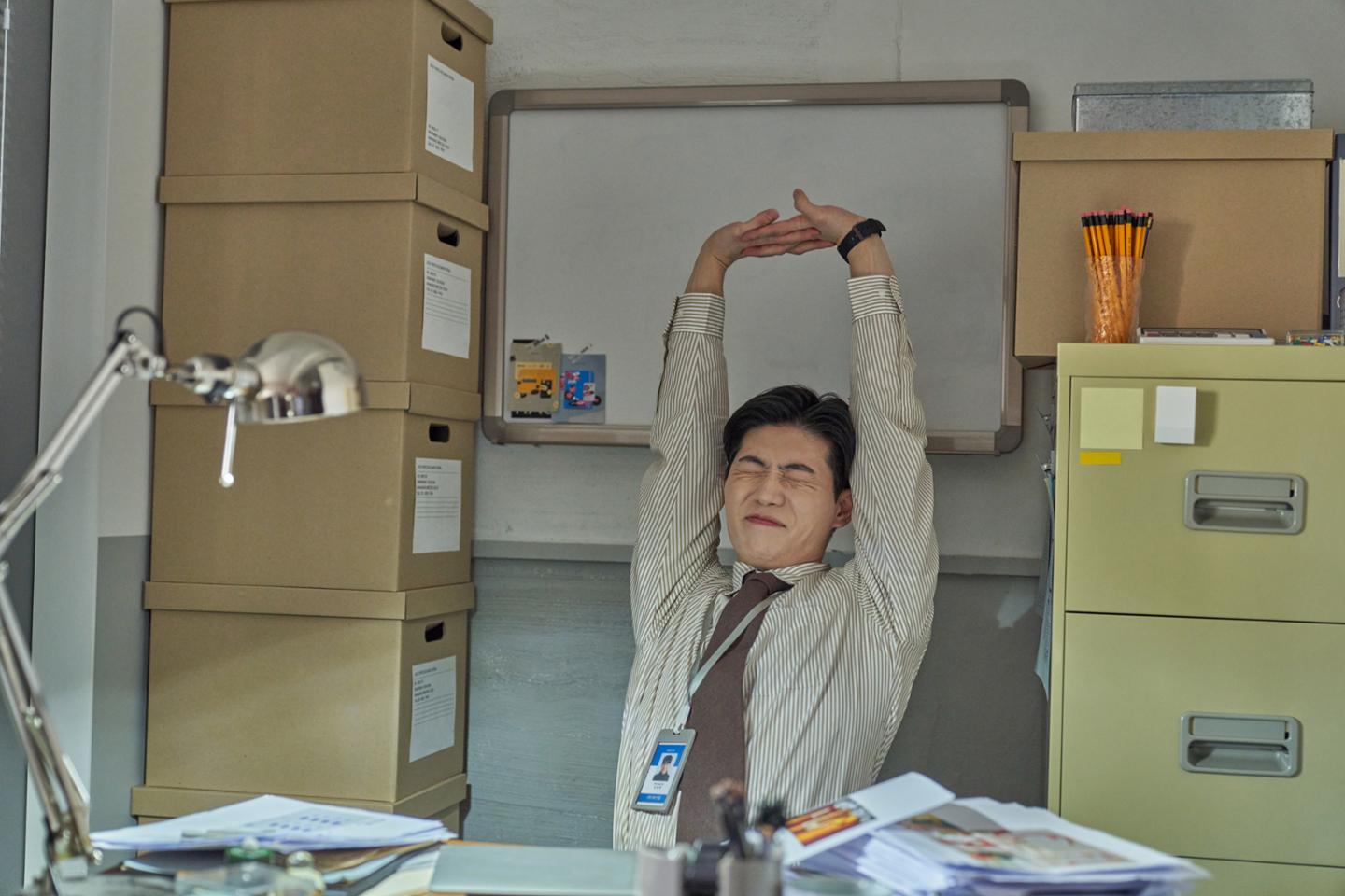 OECD보다 연 16일 더 일하는 한국인… 국회엔 '주4일제' 법안 벌써 발의 | 한국일보