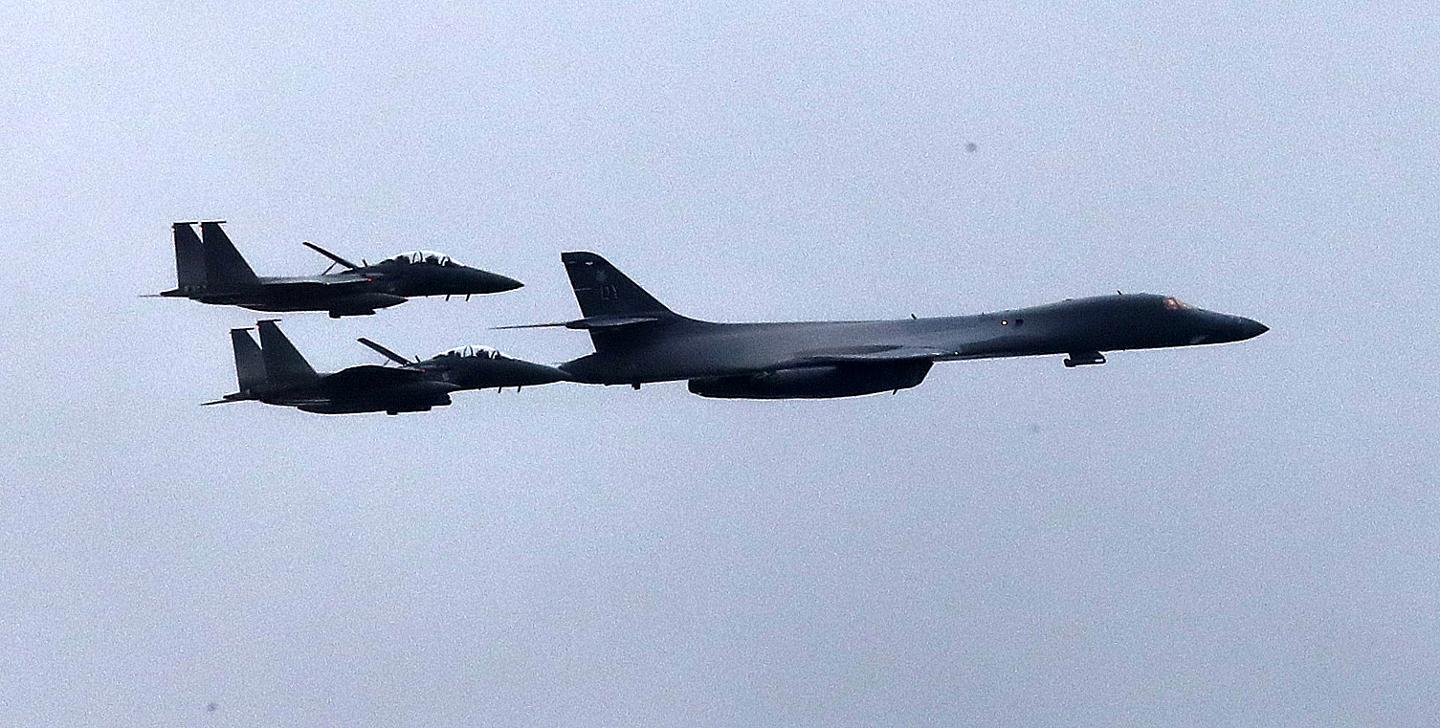 美 B-1B 전폭기 참여 한미일 공중 훈련…北 신형 ICBM 발사에 '맞불' | 한국일보