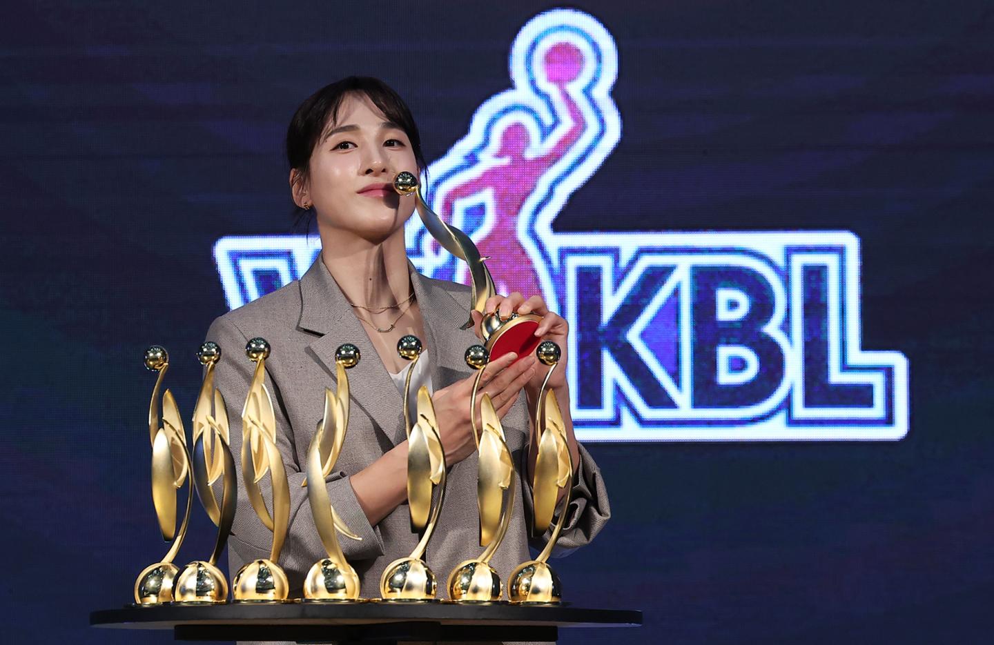 '우승 청부사' 김단비, 만장일치 MVP... WKBL 역대 두 번째 8관왕 달성 | 한국일보