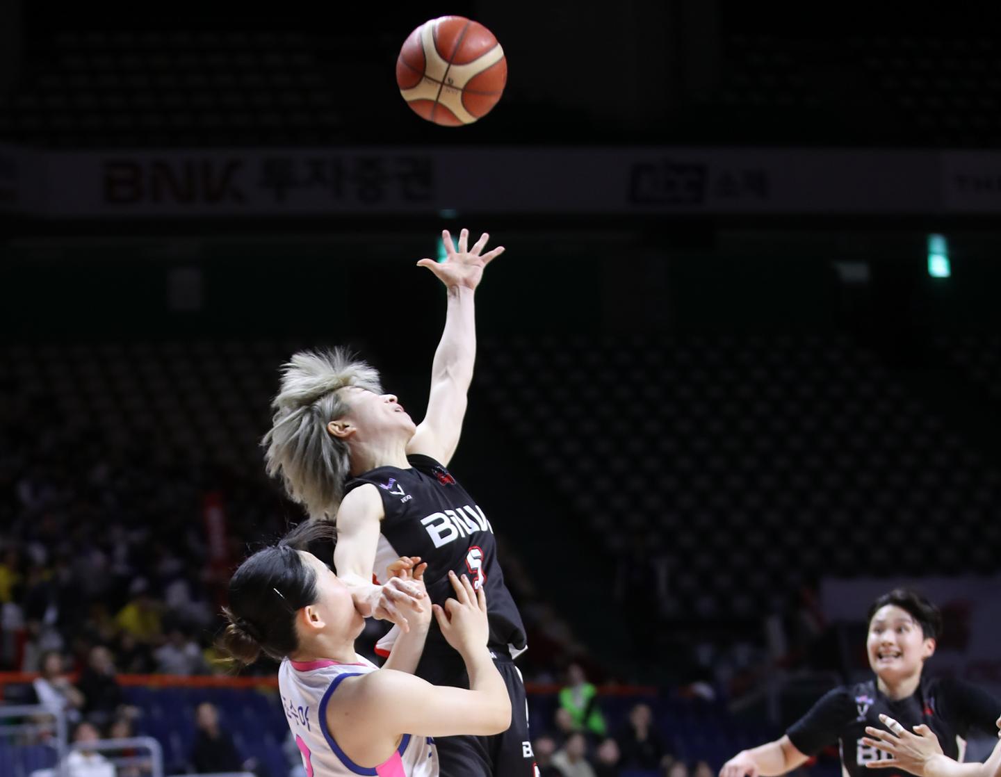 여자농구 BNK, 삼성생명 꺾고 PO 2연승...챔프전 눈앞 | 한국일보