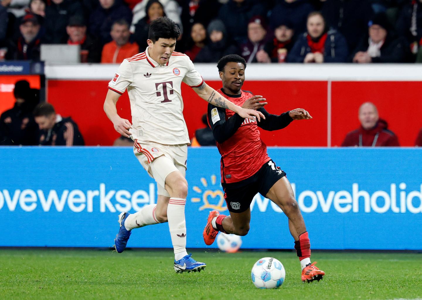 '뮌헨' 김민재만 웃었다... '이강인·황인범 결장' PSG·페예노르트, UCL 8강행 빨간불 | 한국일보