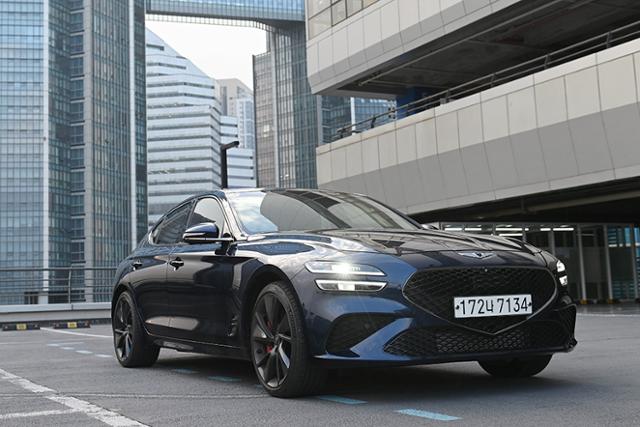 [시승기] 373마력을 품은 프리미엄 세단의 가치…제네시스 G70 3.3T AWD 스포츠 패키지 | 한국일보