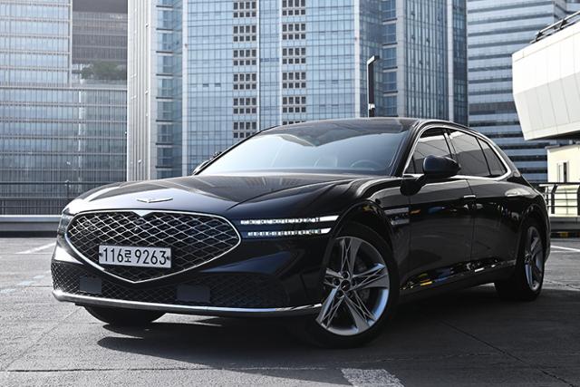 [시승기] 더욱 화려하게 피어난 제네시스의 플래그십 세단 – 제네시스 G90 3.5T AWD