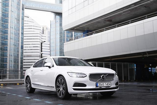 [시승기] 더욱 높아진 출력, 더욱 개선된 경쟁력 – 볼보 S90 리차지 PHEV