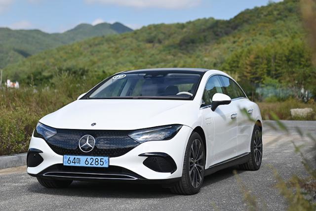 [시승기] 럭셔리 전기 세단의 선봉 – 메르세데스-벤츠 EQE 350+
