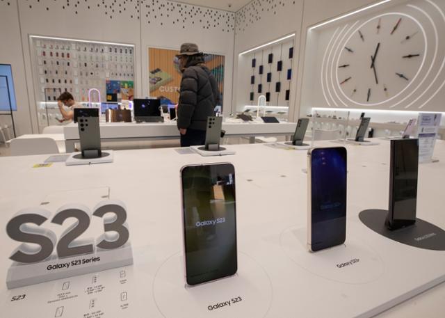 역대 최대 109만대...사전 판매 돌풍 갤S23, '아재폰' 극복은 숙제