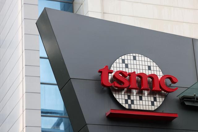 삼성에 한 방 맞은 TSMC...24시간 풀가동으로 1위 지켰다 | 한국일보